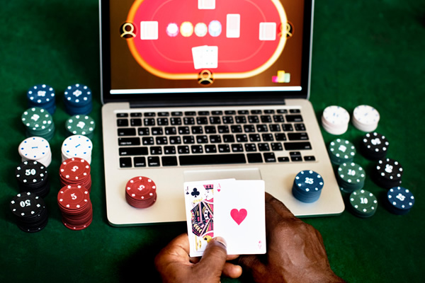 Online Poker: Wie Technik und Zufall das Spiel bestimmen